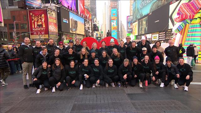 La vertigineuse entrée en scène de Pascal Daoust et du hockey féminin à ...