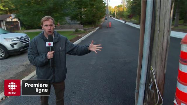 Des poteaux de Bell Canada dans la rue à Lac-Beauport | Radio-Canada